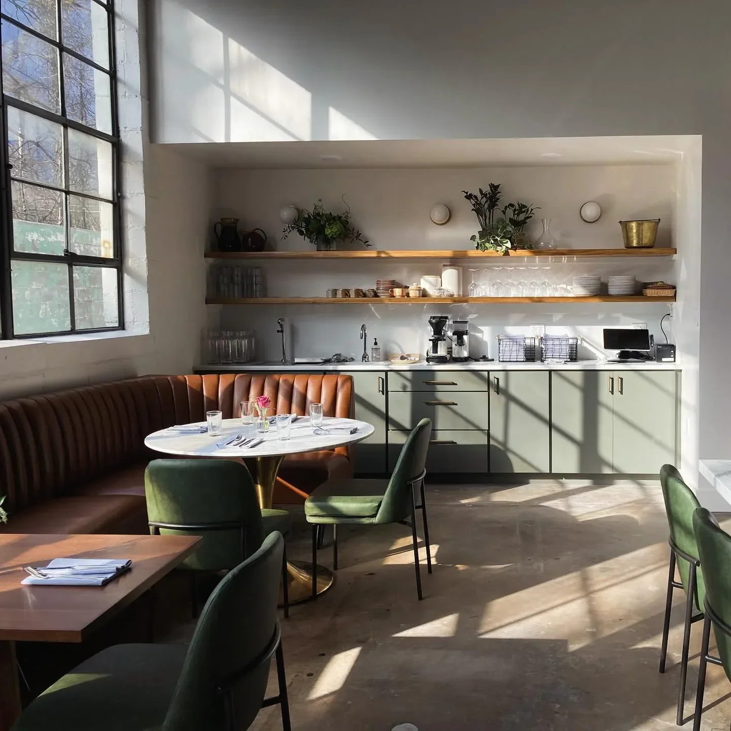Henrietta Red Nashville Reservations | Alotea Concierge
